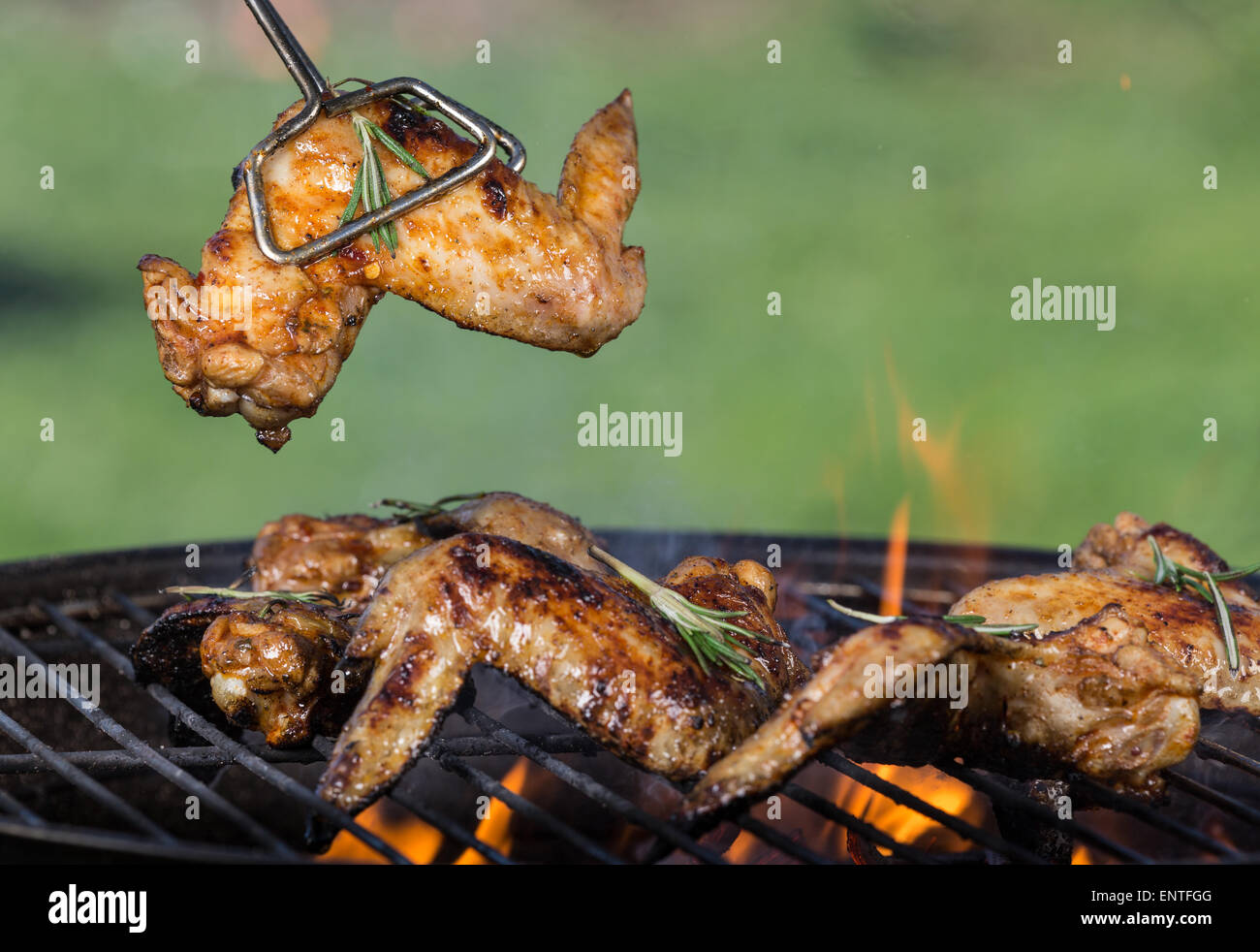 Chicken wings on the grill hi-res stock photography and images - Alamy