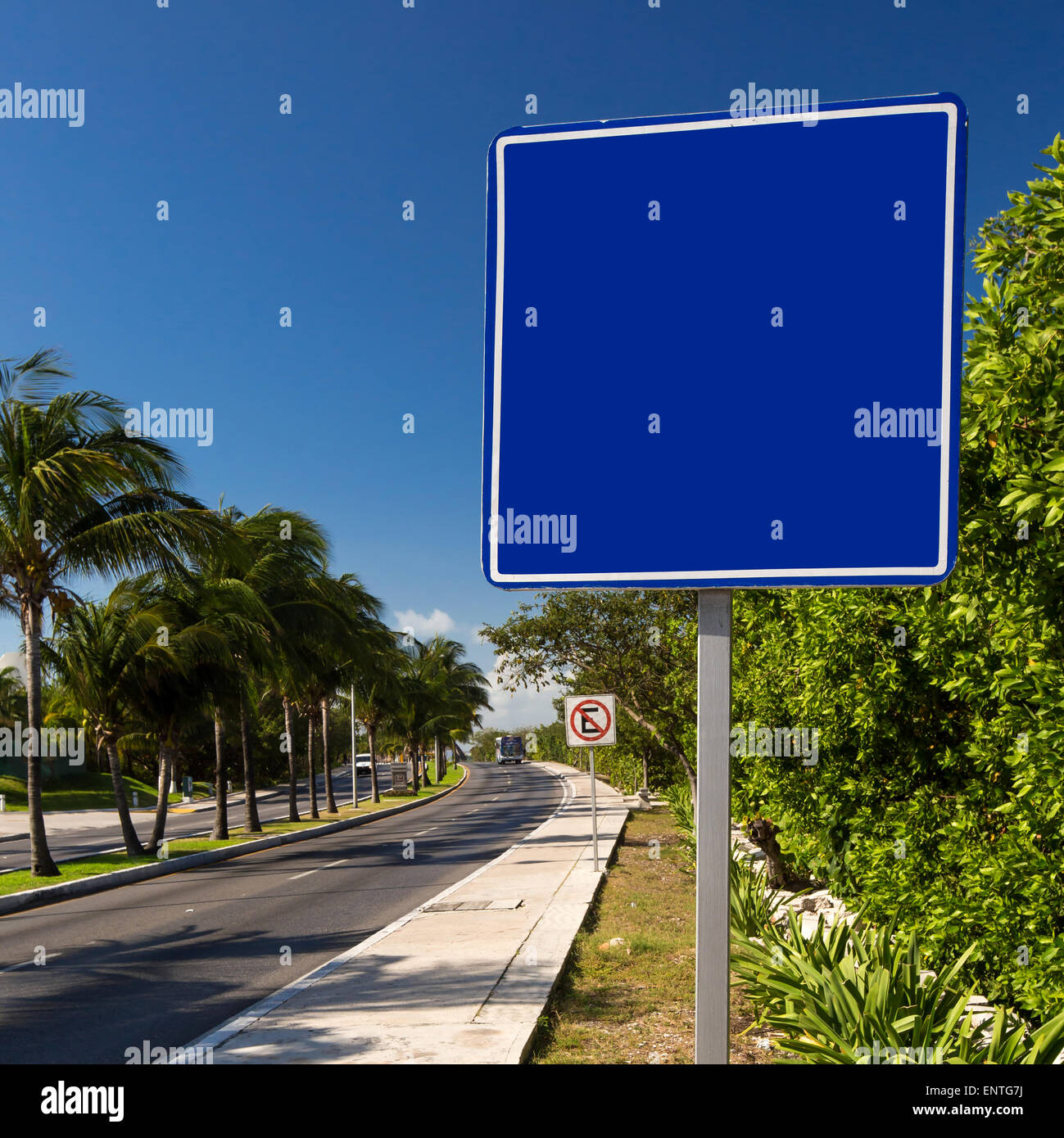 Blue road sign hi-res stock photography and images - Alamy