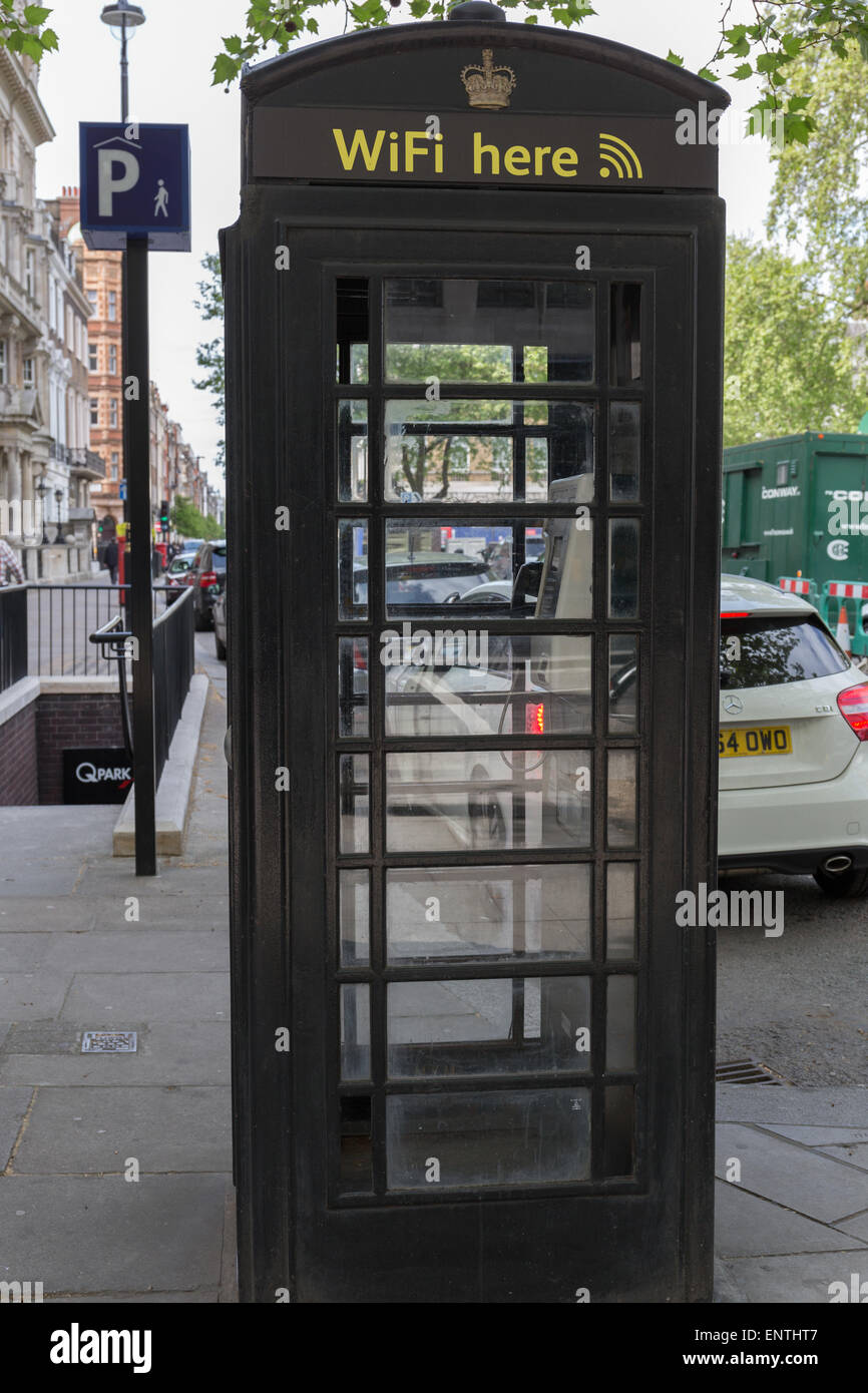 A black London telephone box Stock Photo - Alamy