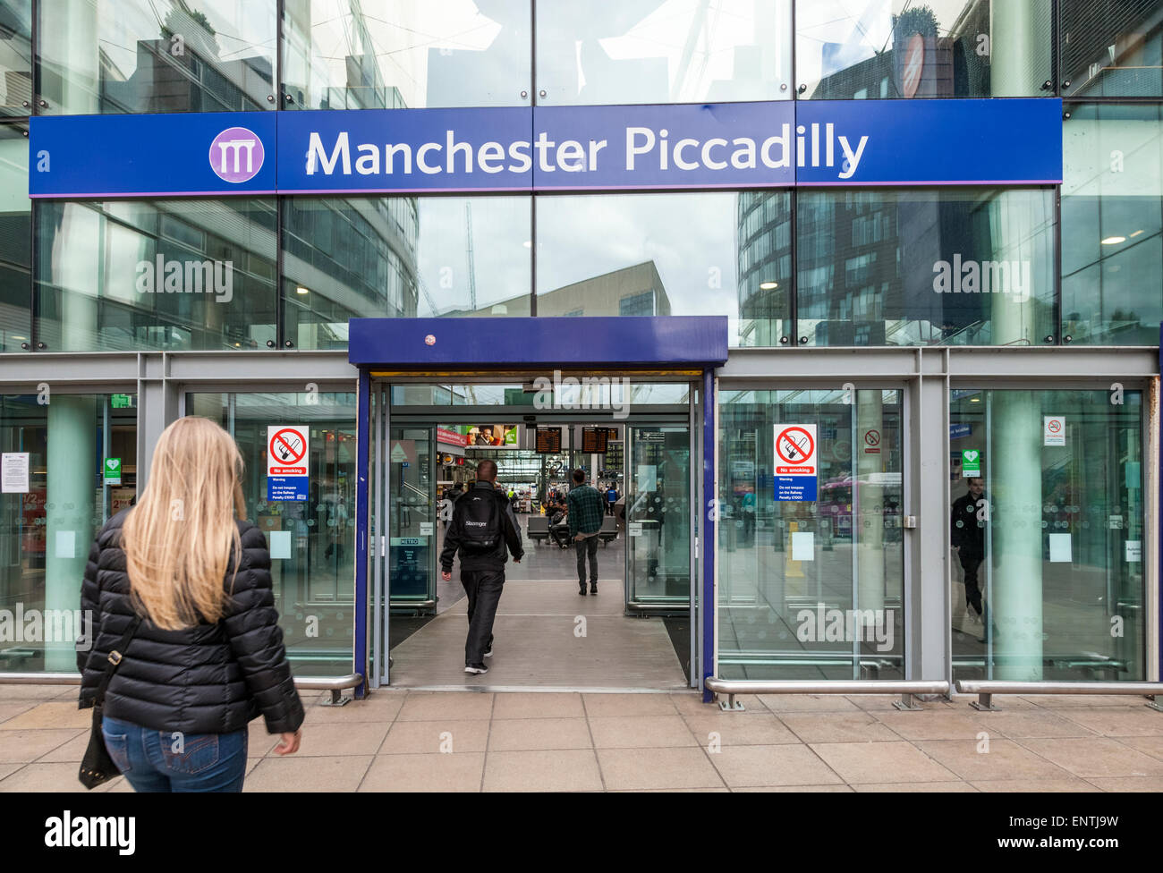 People at the entrance to Manchester Piccadilly Station, Manchester ...