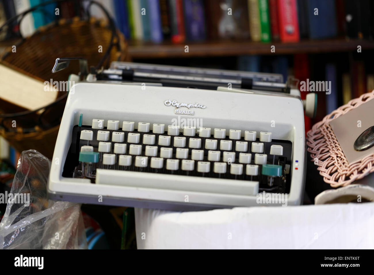 Typewriters in thrift store hi-res stock photography and images - Alamy
