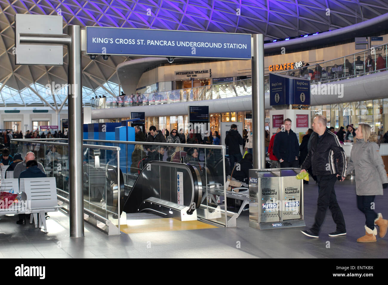 Escalators in kings cross station hi-res stock photography and images ...