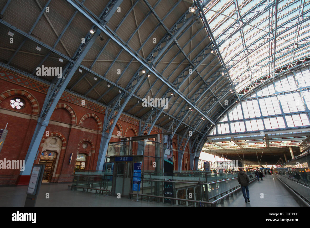 St Pancras International railway station platforms Stock Photo - Alamy