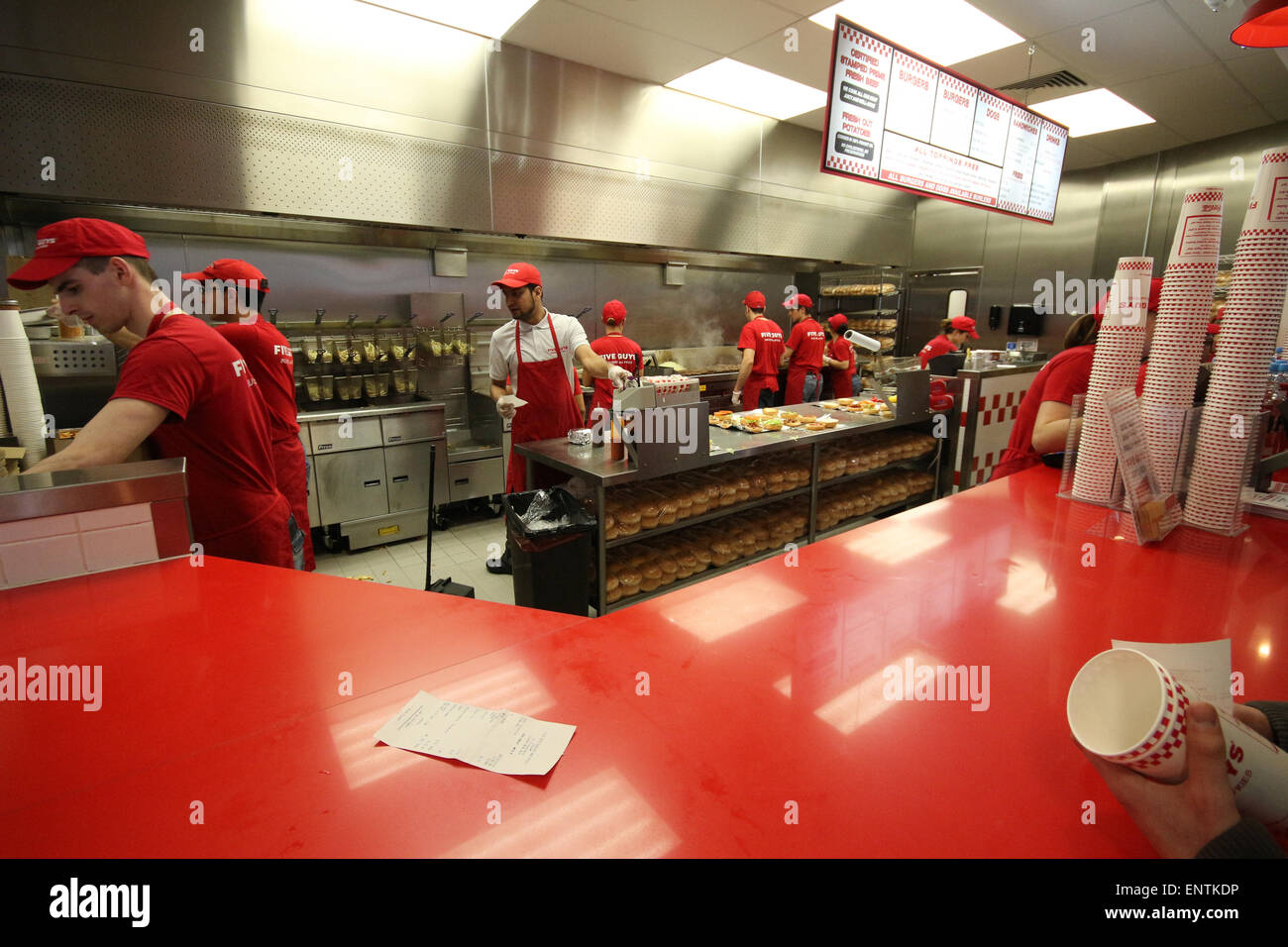 Five guys restaurant kitchen hi-res stock photography and images - Alamy