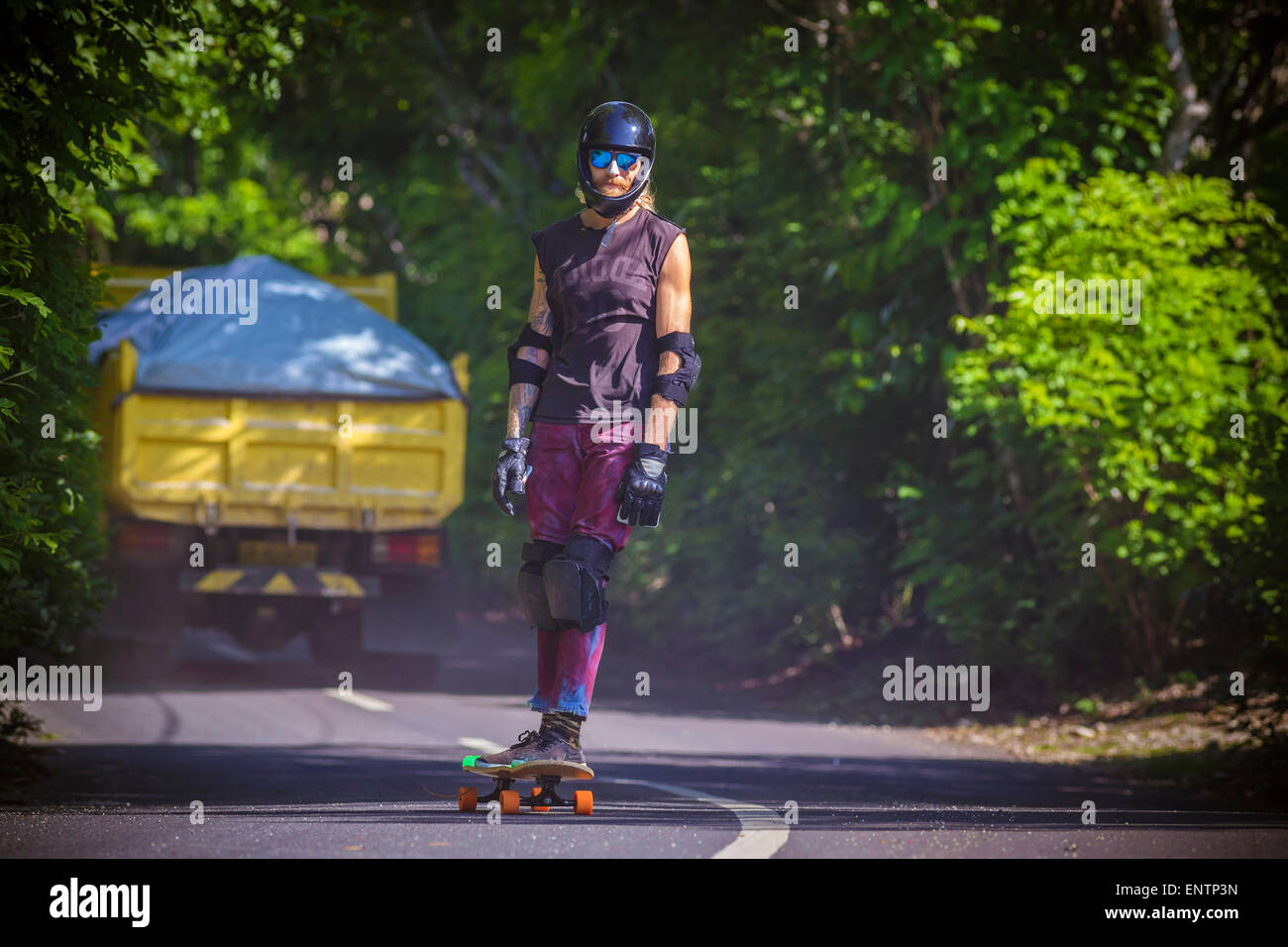 Man riding on a longboard skate hi-res stock photography and images - Alamy