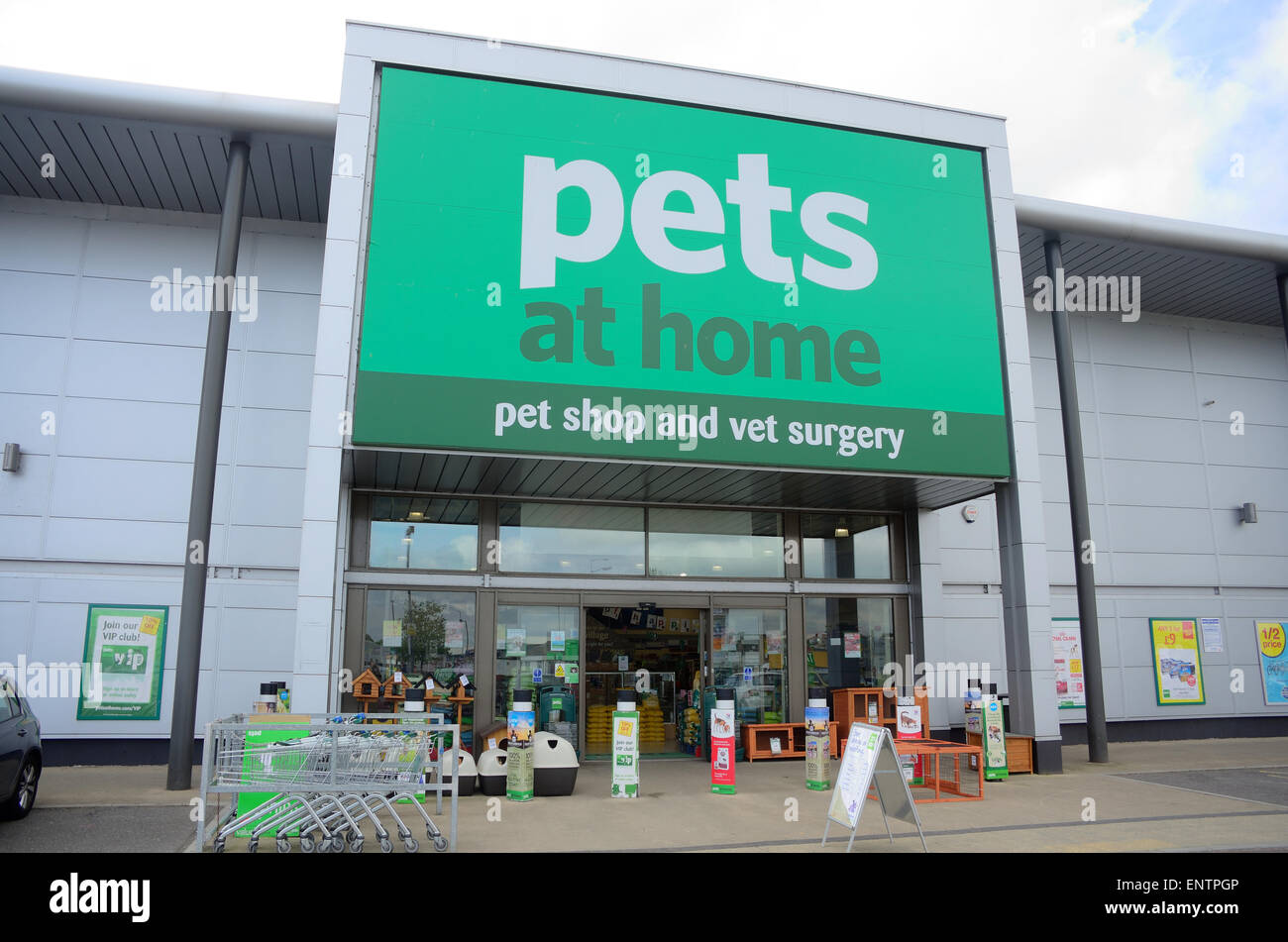 The 'Pets at Home' store on the Brunel Retail Park in Reading Stock ...