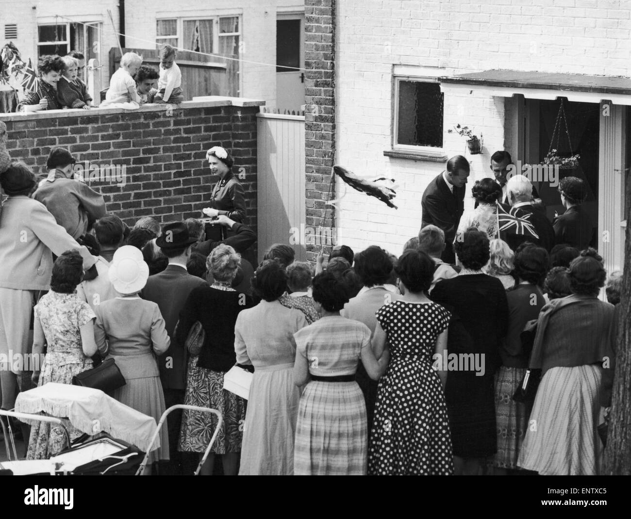 Queen crawley new town 1958 hi-res stock photography and images - Alamy