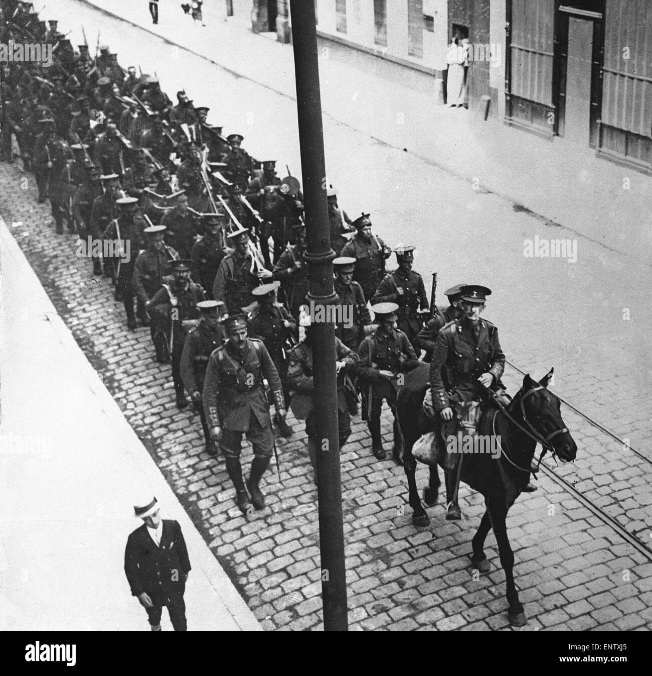 Ww1 british soldiers marching france hi-res stock photography and ...