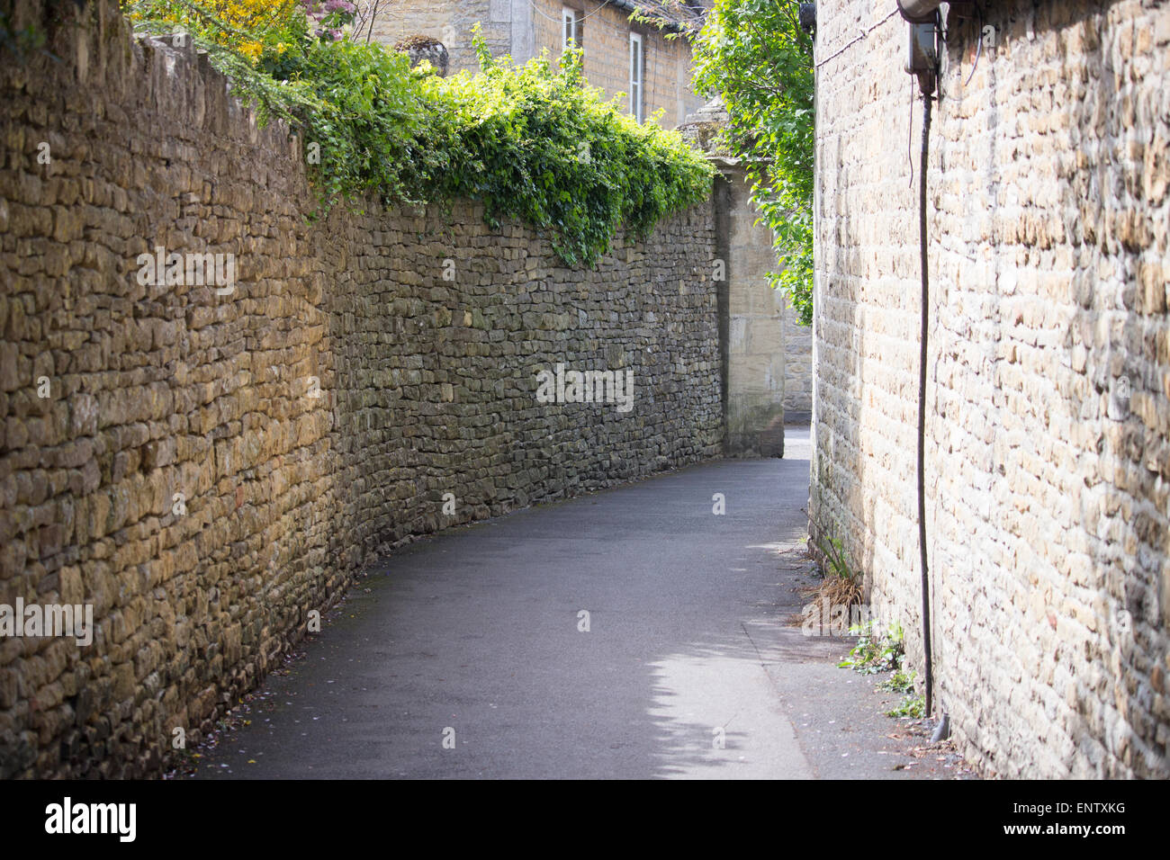 Secluded walkway hi-res stock photography and images - Alamy