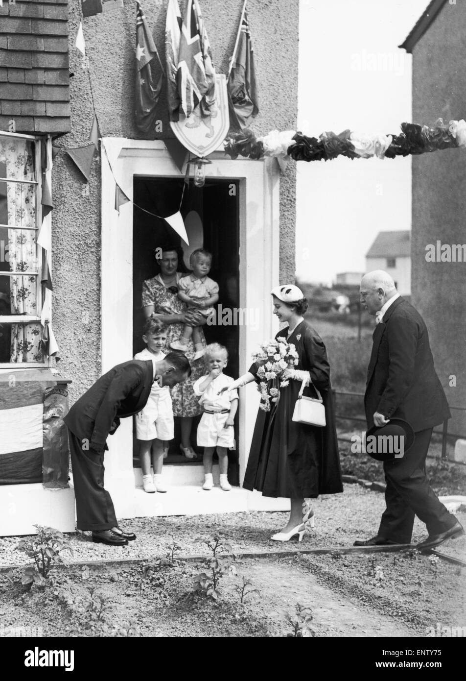 Bowing to the queen hi-res stock photography and images - Alamy
