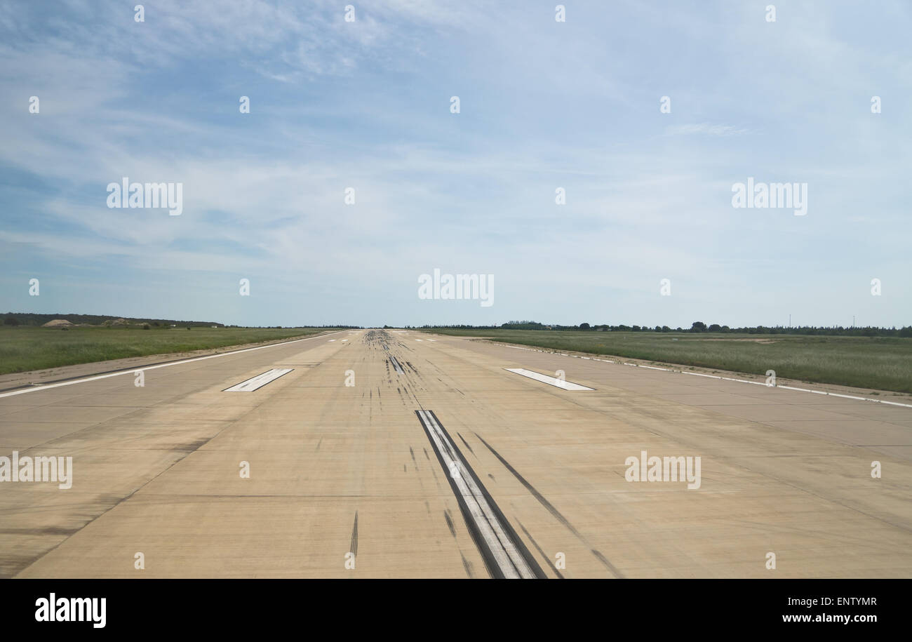 Airport runway hi-res stock photography and images - Alamy