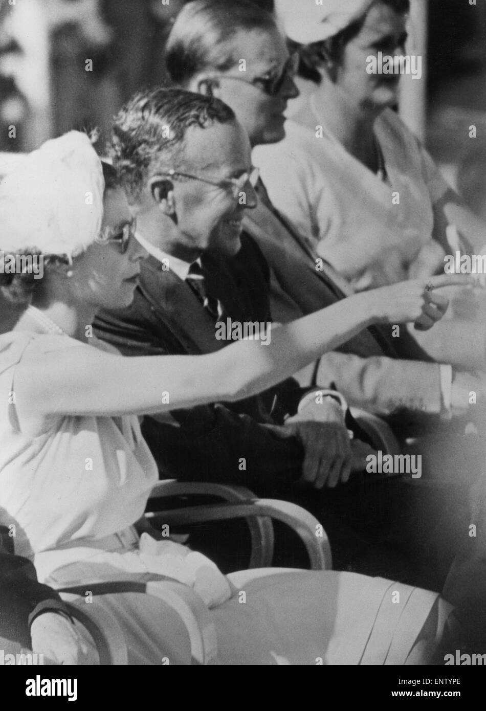 Queen australia 1954 bondi hi-res stock photography and images - Alamy