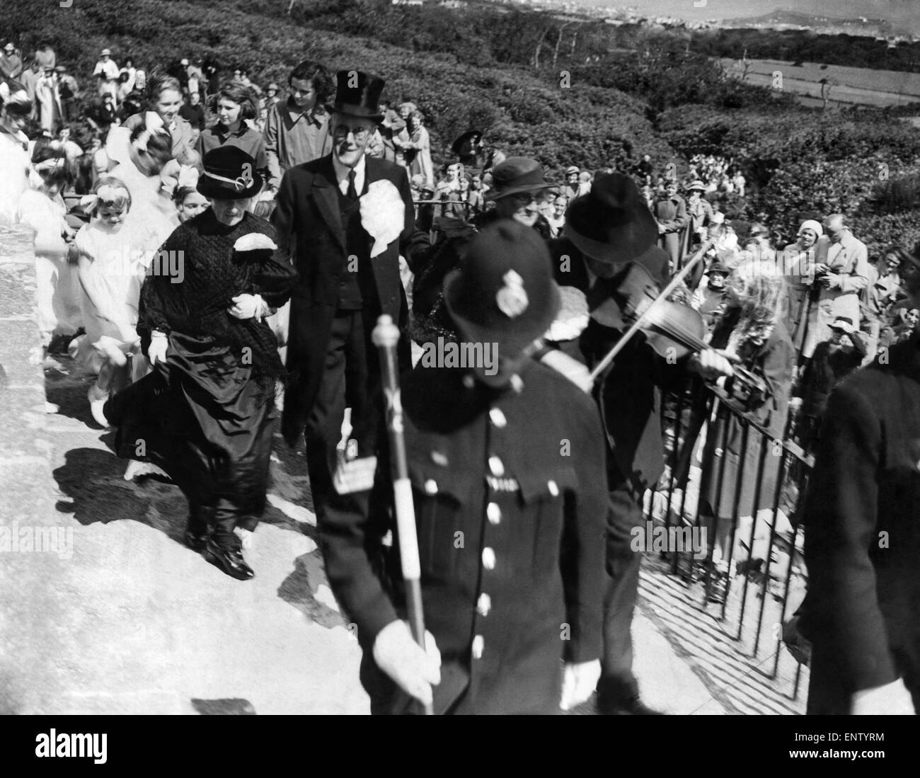 1930s crowd people on hi-res stock photography and images - Alamy