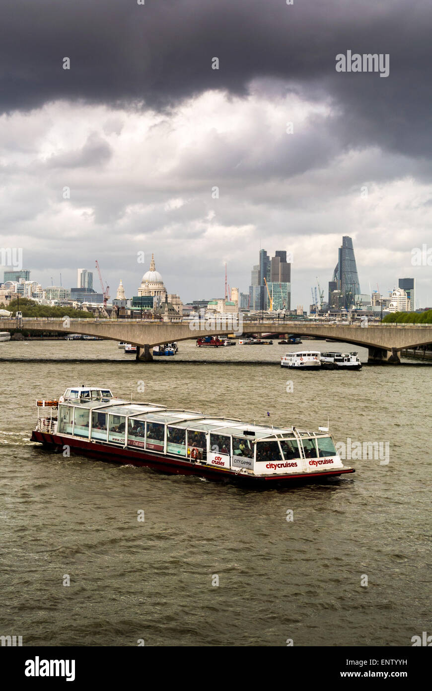 Golden Jubilee Boat London Thames Stock Photos & Golden Jubilee Boat ...