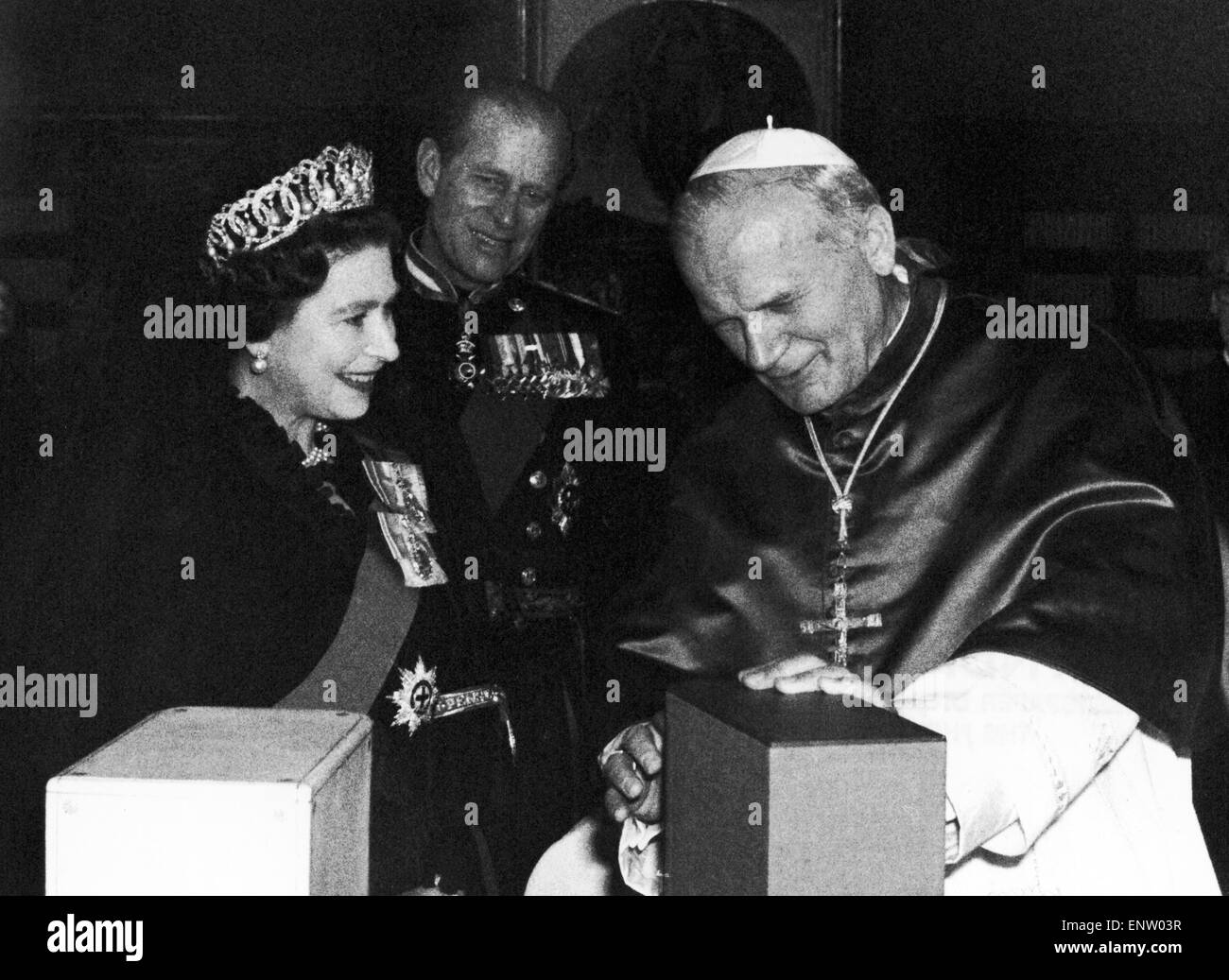 Queen elizabeth pope john paul ii hi-res stock photography and images ...