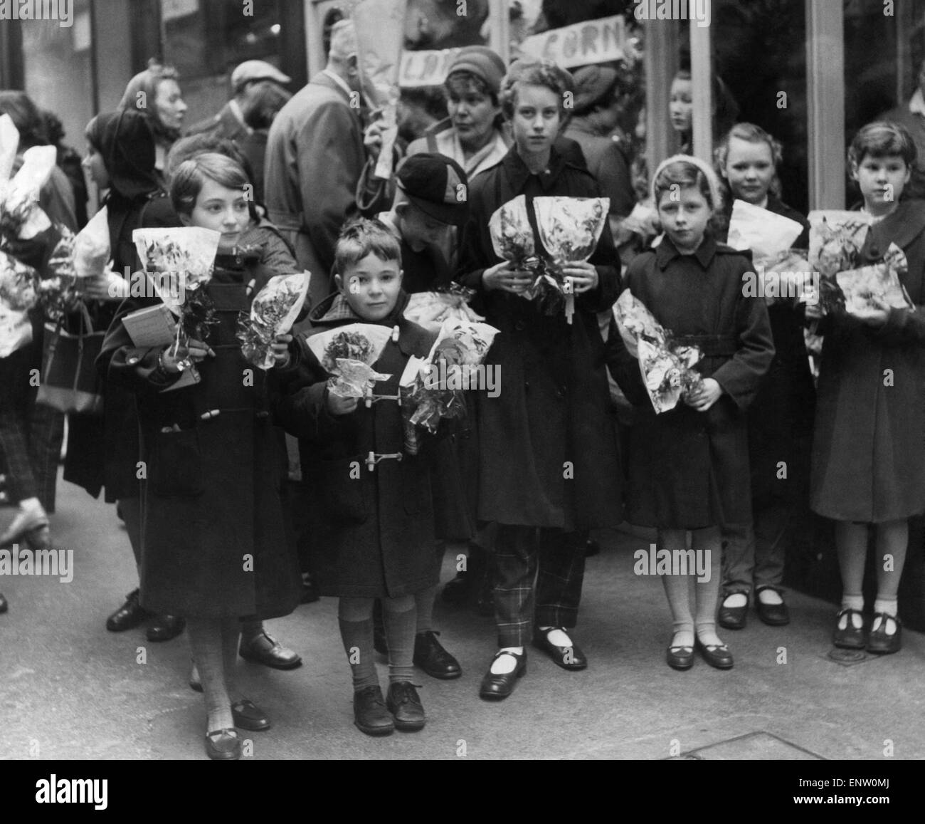 Children with flowers 1950s hi-res stock photography and images - Alamy