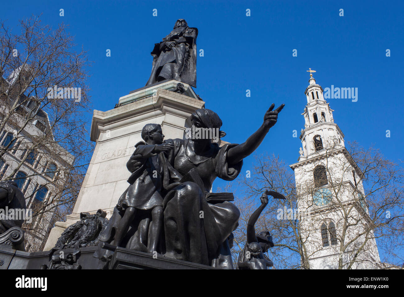 St clement danes statue hi-res stock photography and images - Alamy