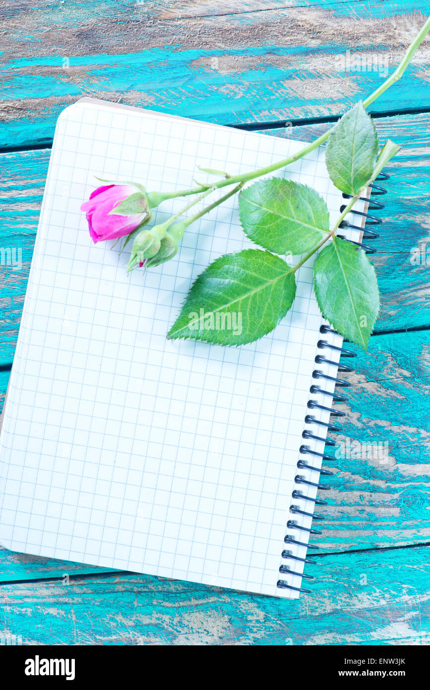 rose and note on the wooden table Stock Photo - Alamy