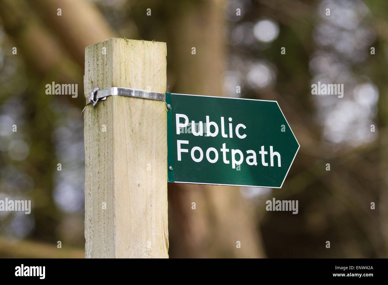 Public Footpath sign in the English Countryside Stock Photo - Alamy