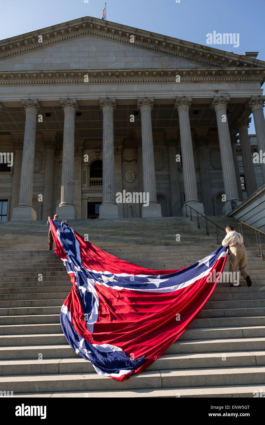 Civil war re-enactors position a gigantic Confederate flag on the steps ...