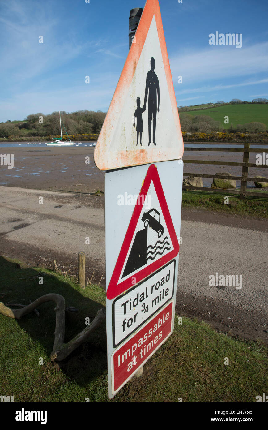Tidal warning road sign hi-res stock photography and images - Alamy