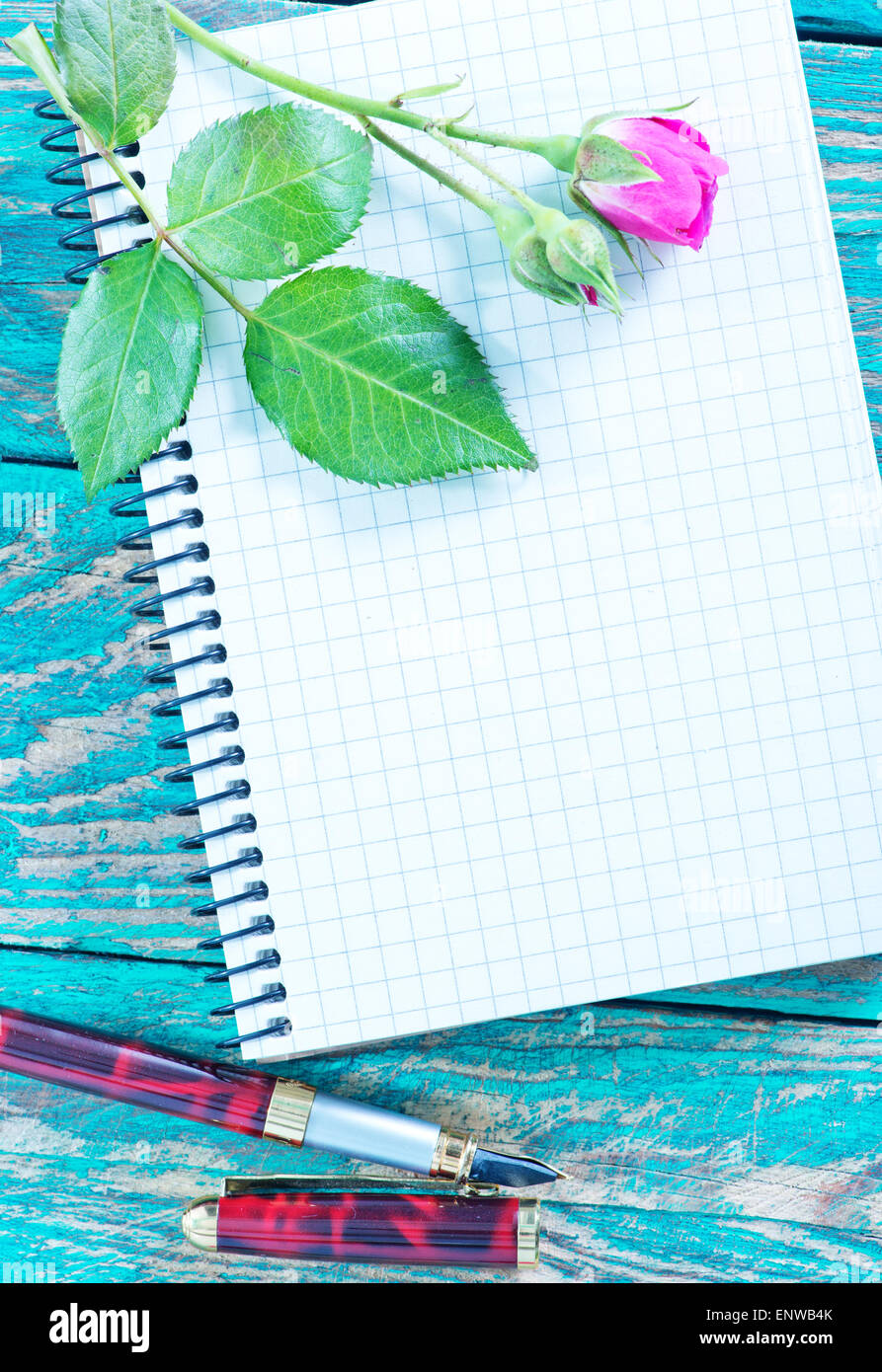 rose and note on the wooden table Stock Photo - Alamy