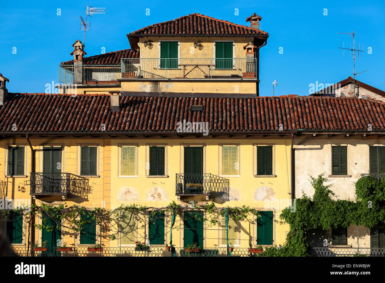 Row of italian buildings hi-res stock photography and images - Alamy