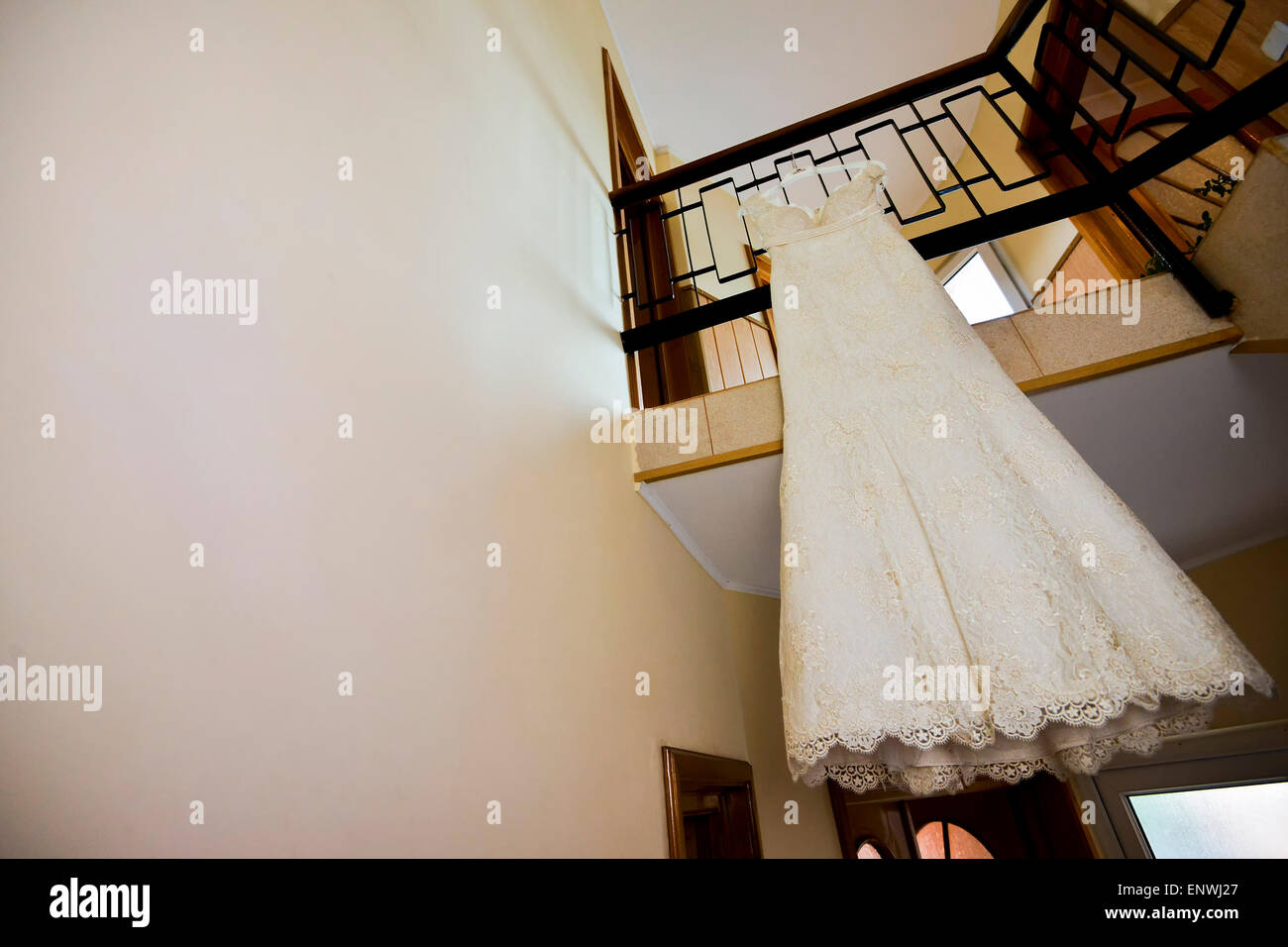 Long wedding dresses hi-res stock photography and images - Alamy