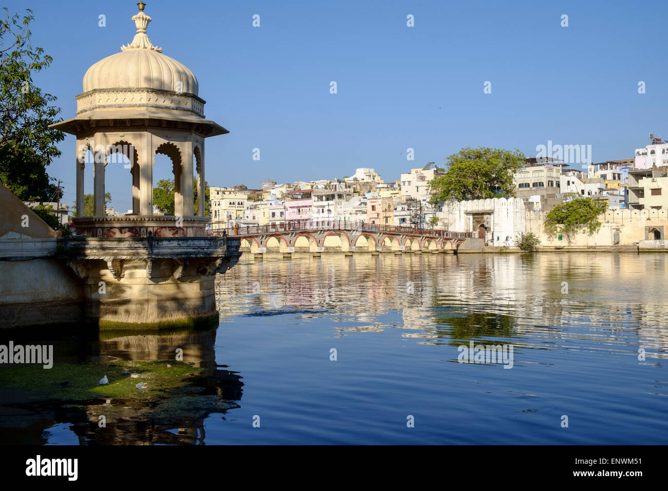 Bridge over Pichola Lake In Udaipur India Stock Photo - Alamy