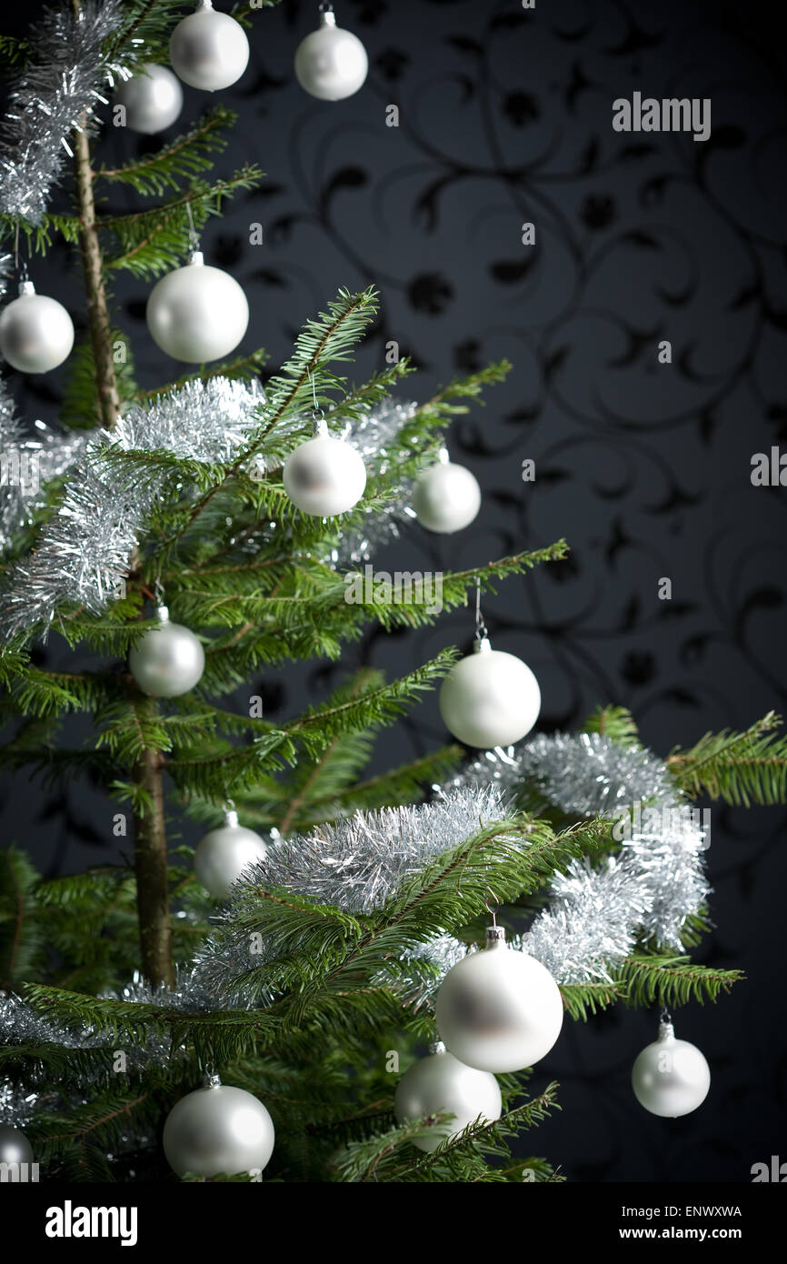 Silver balls chain hi-res stock photography and images - Alamy