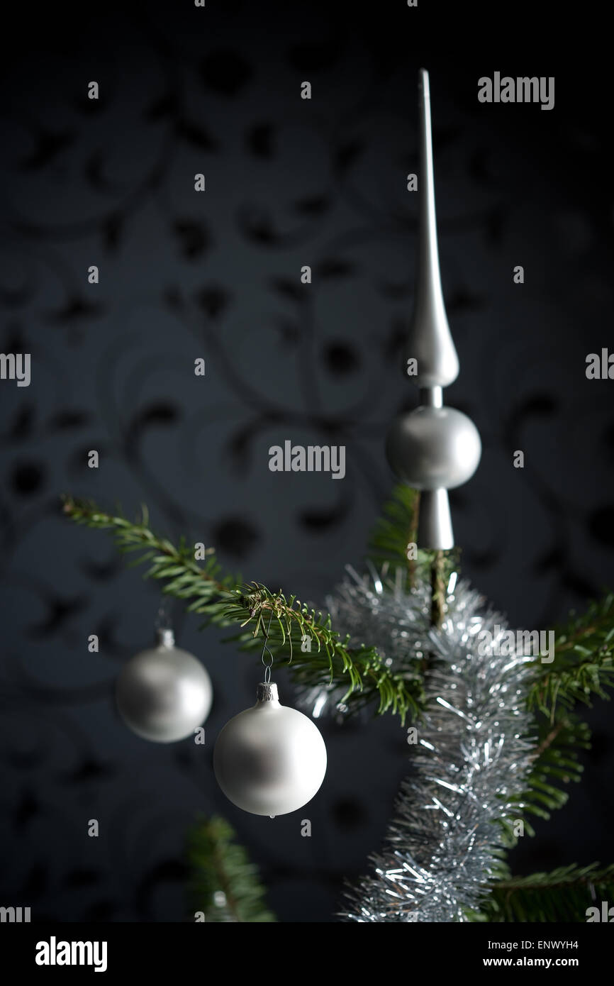 Silver balls chain hi-res stock photography and images - Alamy