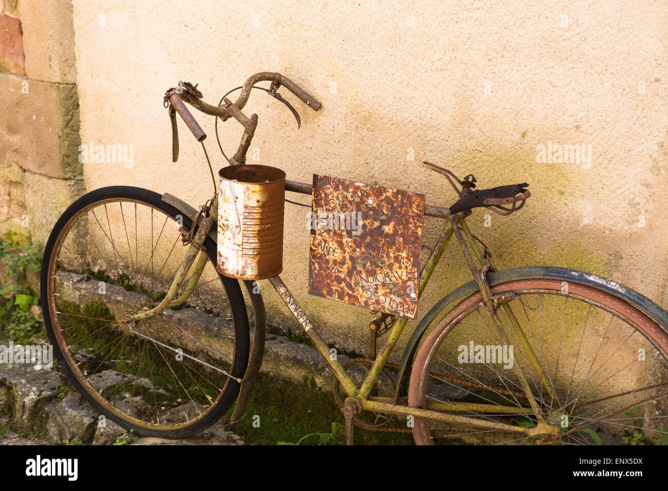 Old bicycle hi-res stock photography and images - Alamy