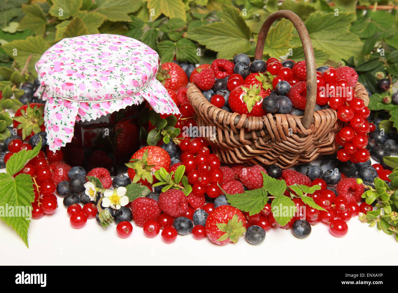 Himbeeren korb hi-res stock photography and images - Alamy