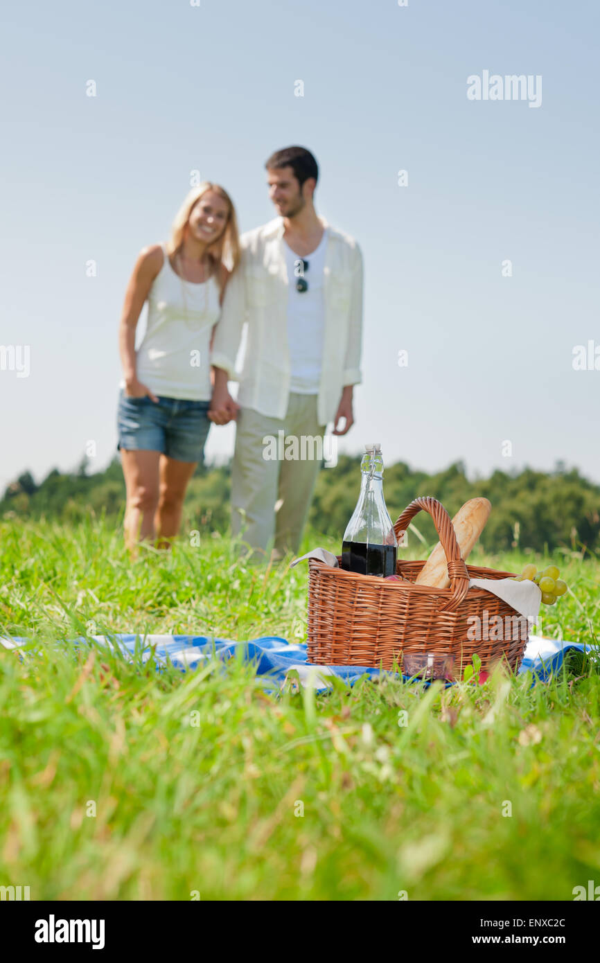 Picnic basket - Romantic couple holding hands Stock Photo - Alamy