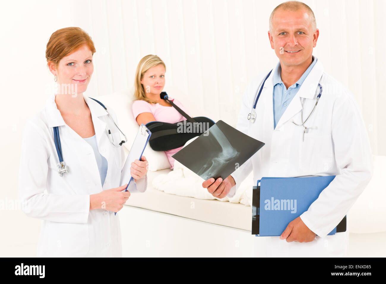 Medical doctors look x-ray patient broken arm Stock Photo - Alamy