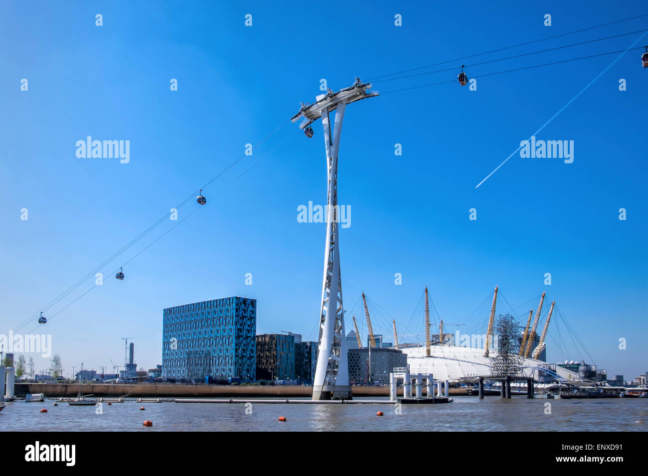 Emirates cable way, cable cars, the O2 Arena and the river Thames ...