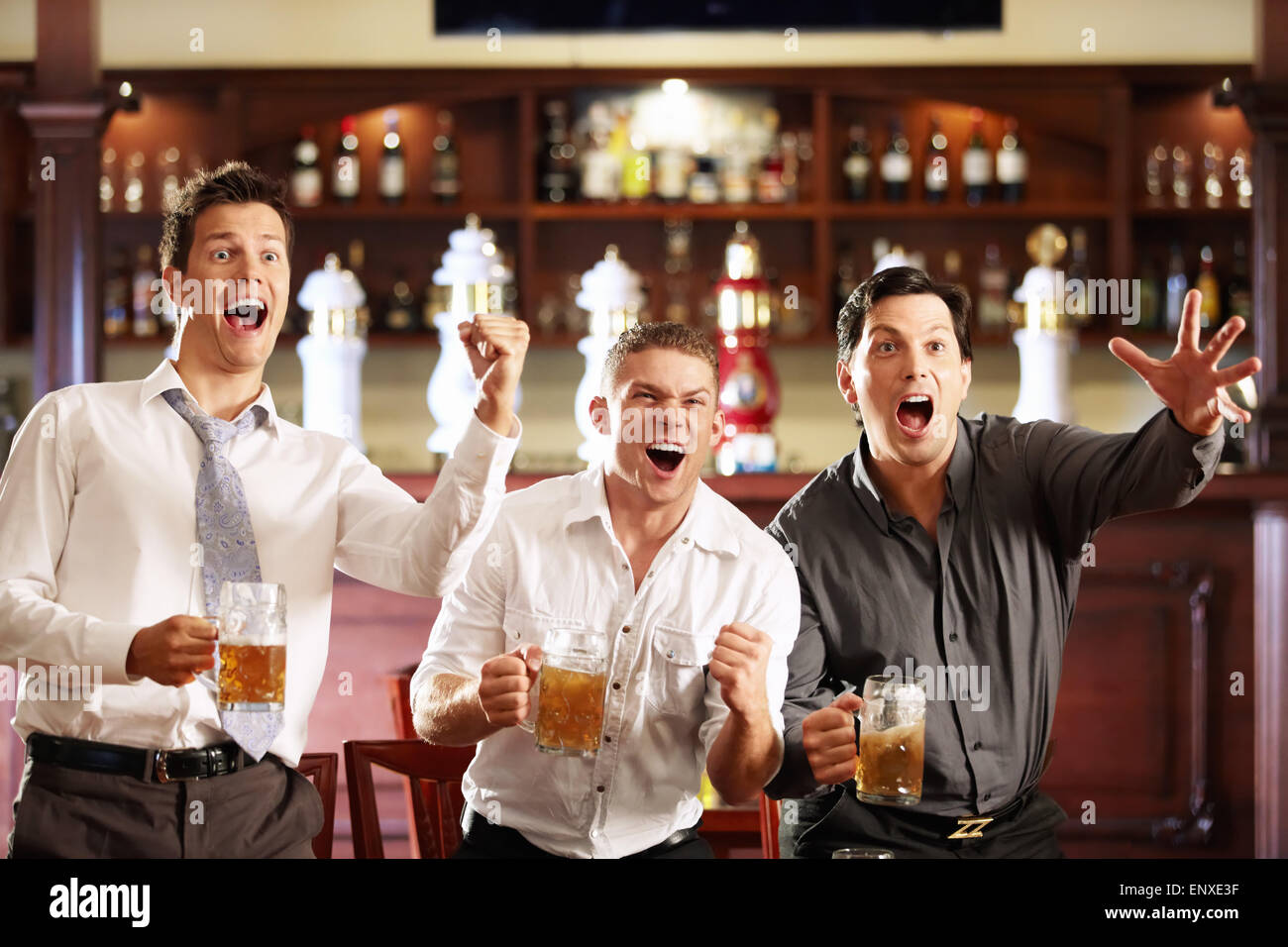 Group of young men in a pub hi-res stock photography and images - Alamy
