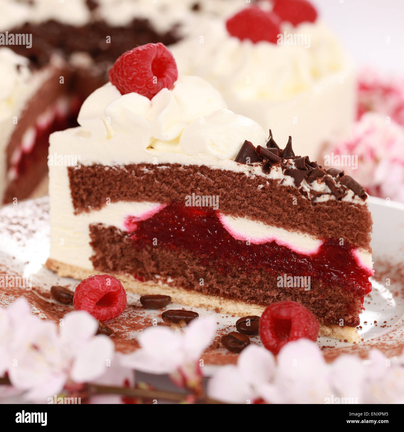 Sahnetorte mit Himbeeren Stock Photo - Alamy