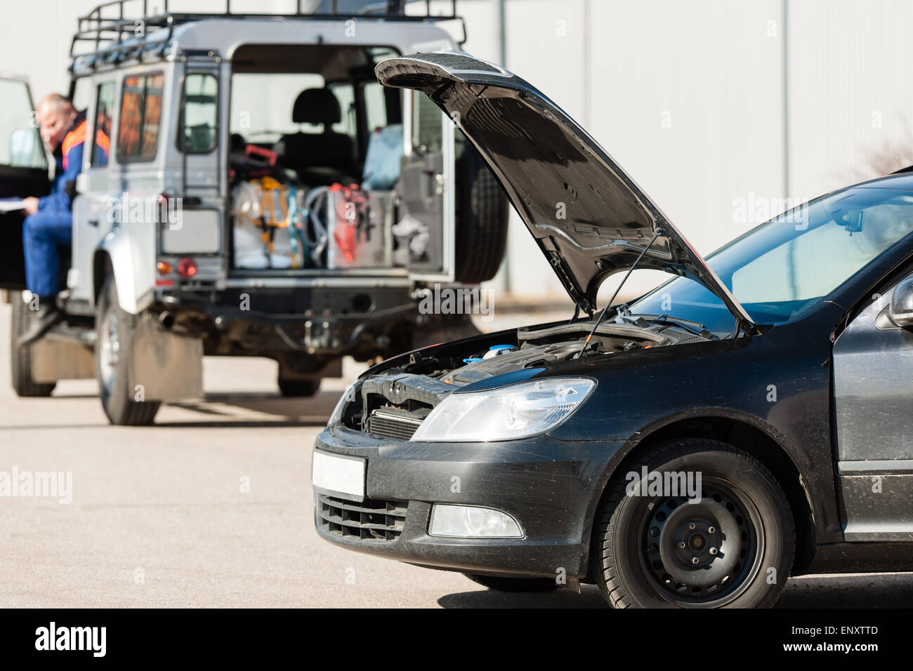 Repairing service man with damaged car trouble Stock Photo - Alamy