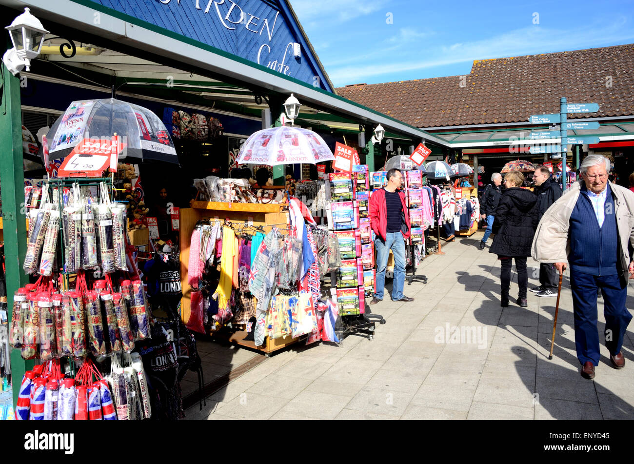 Tourists shopping souvenirs tourism hi-res stock photography and images ...
