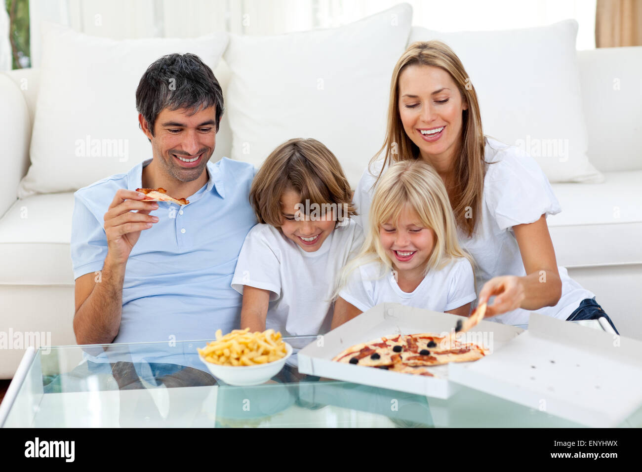 Family eating tv pizza hi-res stock photography and images - Alamy