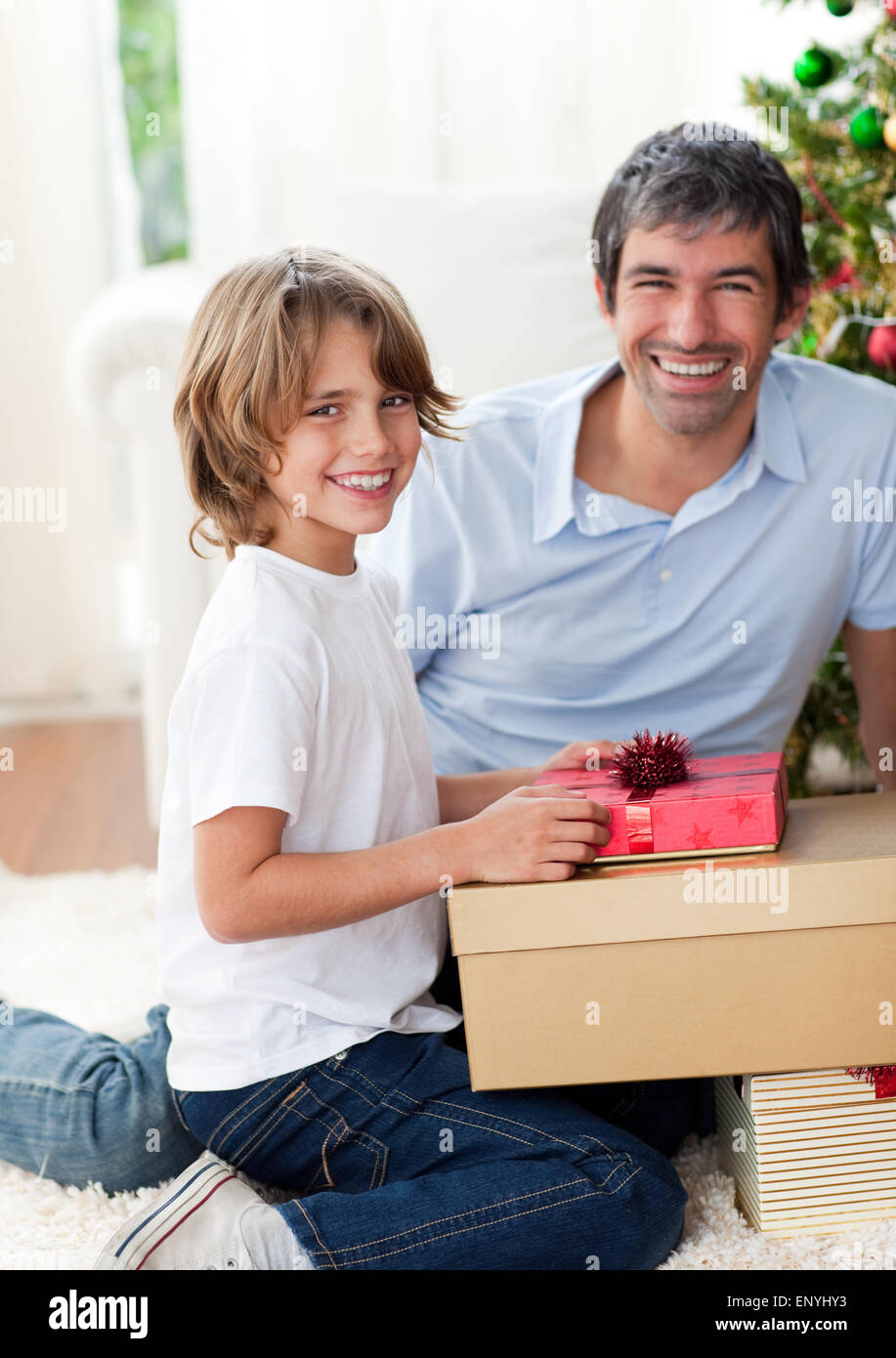 Smiling father and his son opening Christmas presents Stock Photo - Alamy