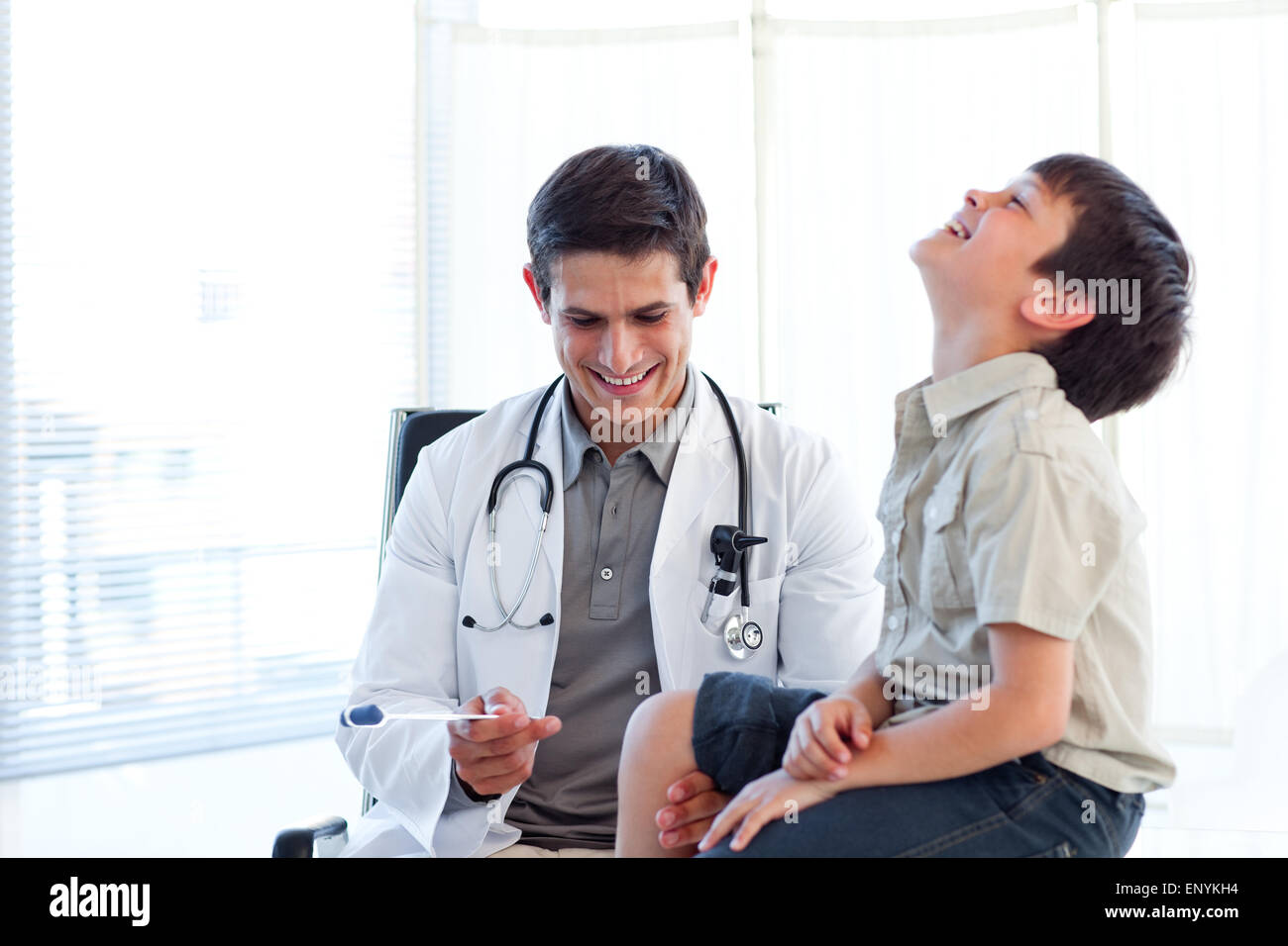 Smiling doctor checking a child's reflex Stock Photo - Alamy