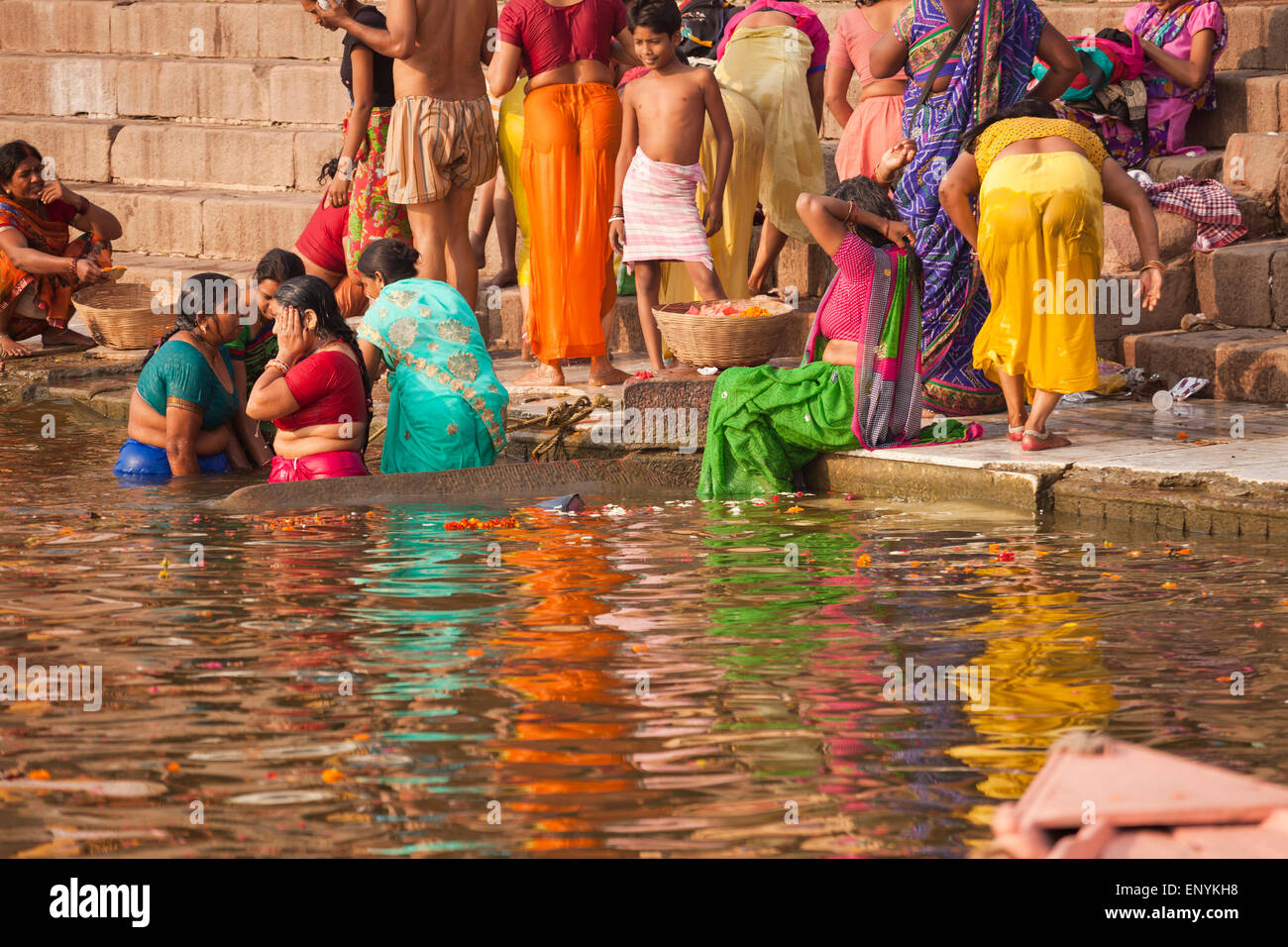 hindu worshippers bathing in the Ganga river, Varanasi, Uttar Pradesh ...