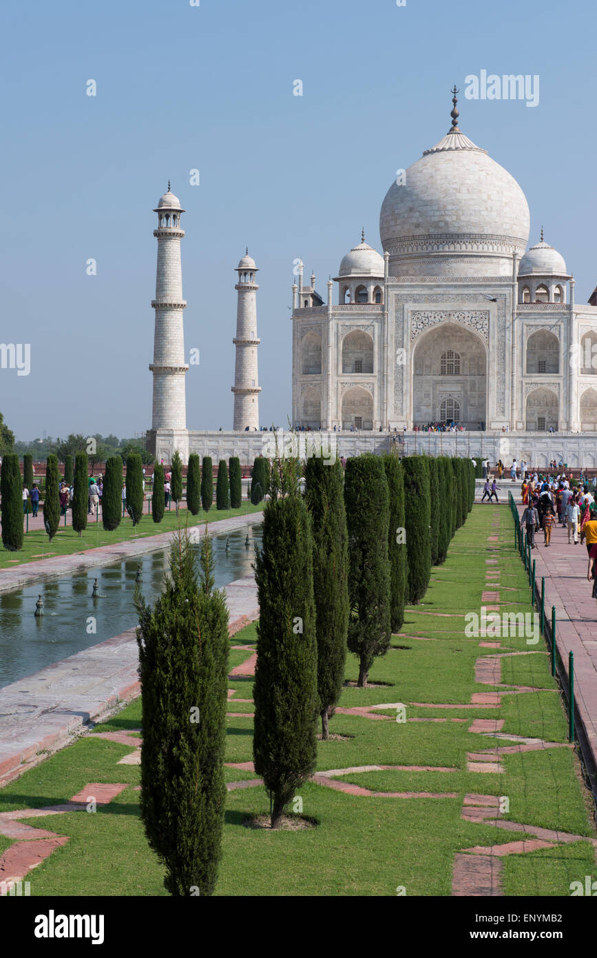 India, Agra, Taj Mahal. Famous landmark memorial to Queen Mumtaz Mahal ...