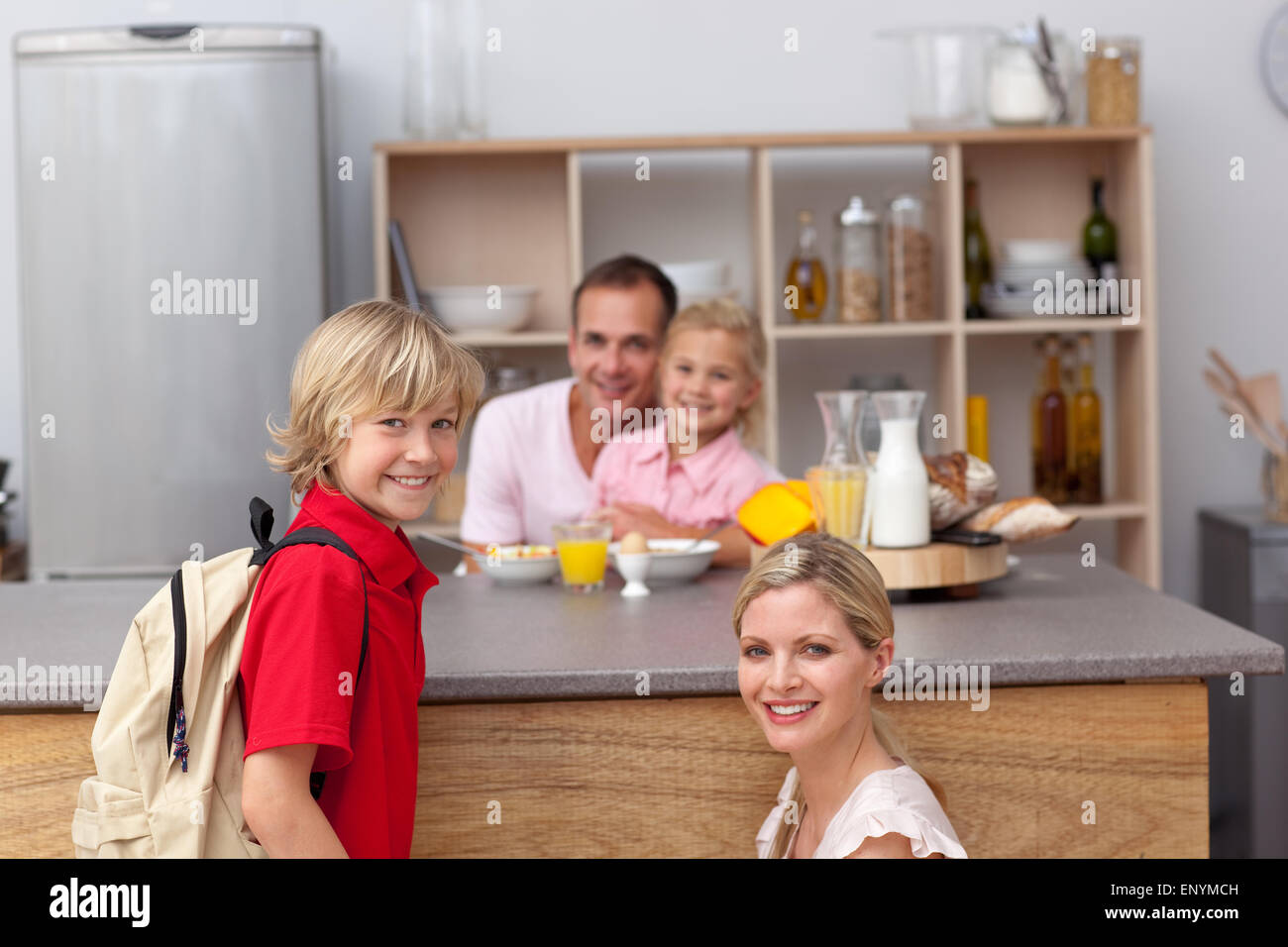 Mom packing lunch hi-res stock photography and images - Alamy