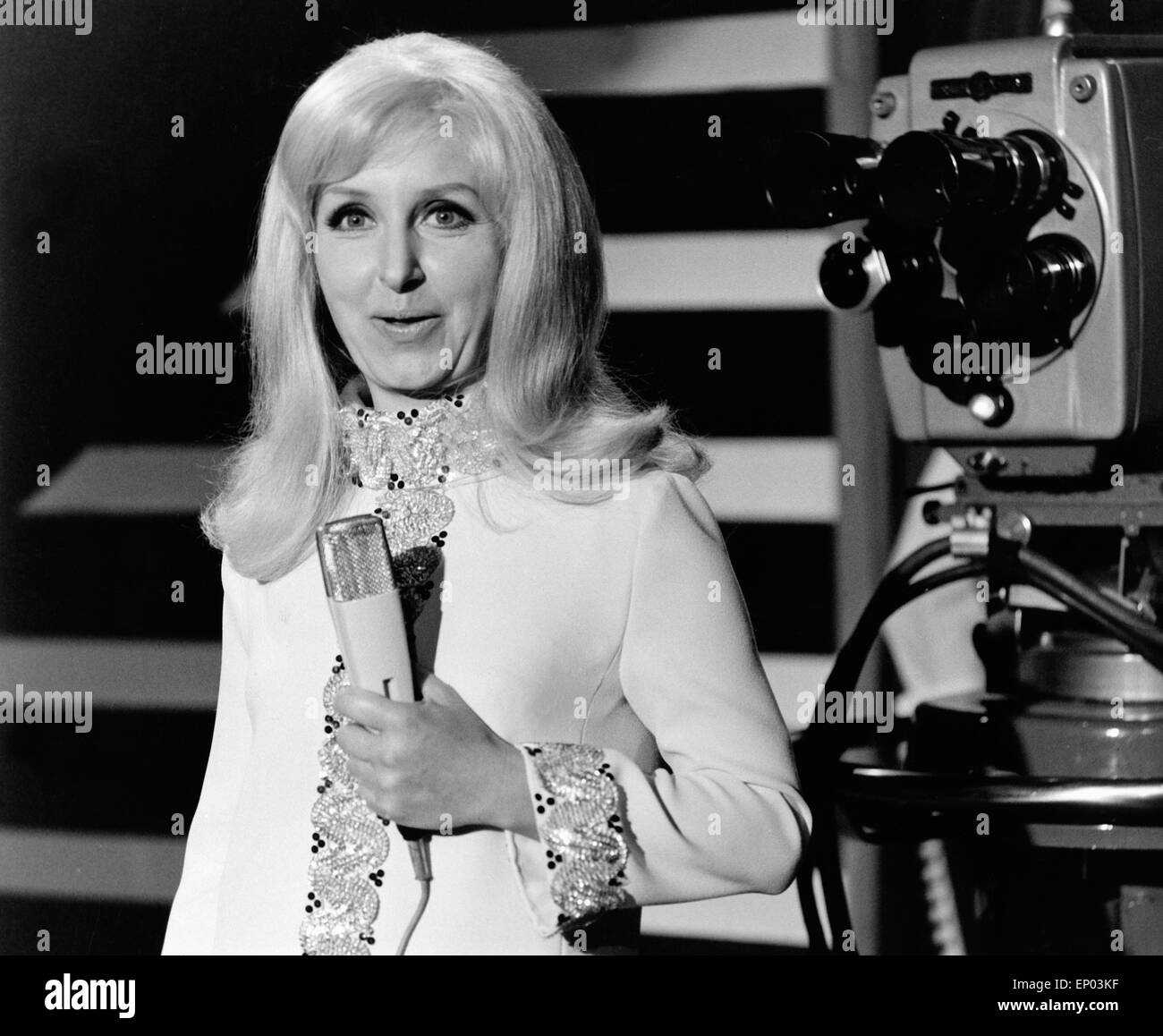 Schauspielerin Edith Hancke parodiert die Knef in der Show ...