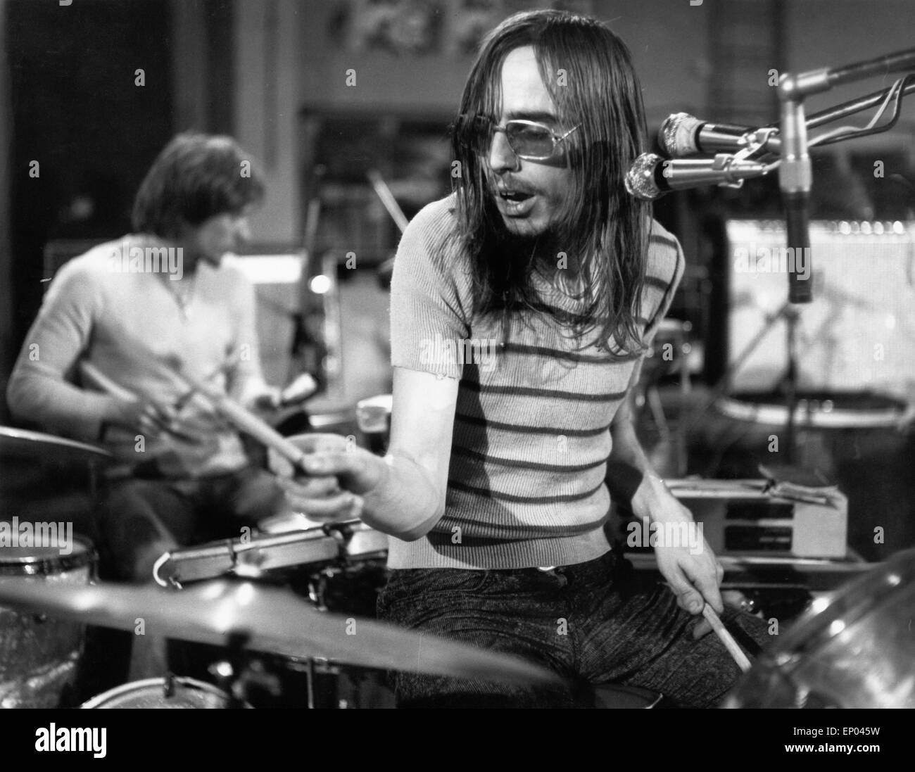 Dieter Serfas, der Schlagzeuge der Krautrock-Band Embryo in Action ...