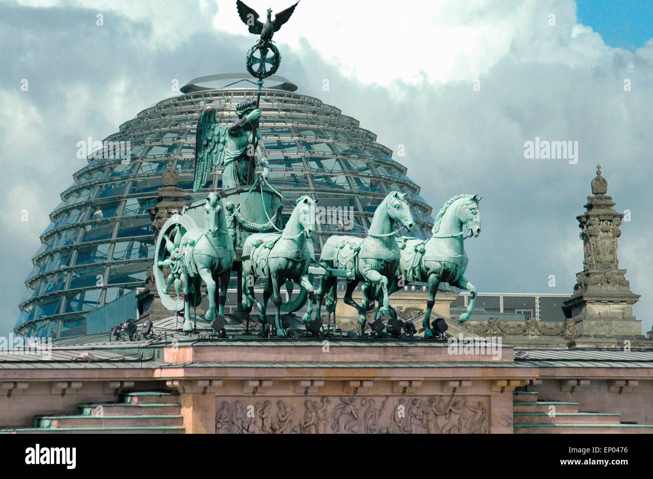 Symbolbild Berlin: die Quadriga auf dem Brandenburger Tor, im ...