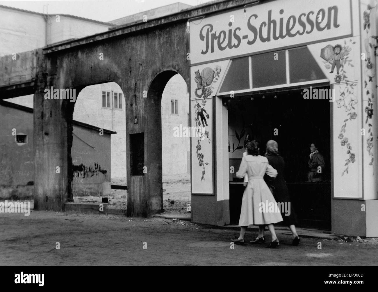 Frauen reeperbahn hamburg Black and White Stock Photos & Images - Alamy